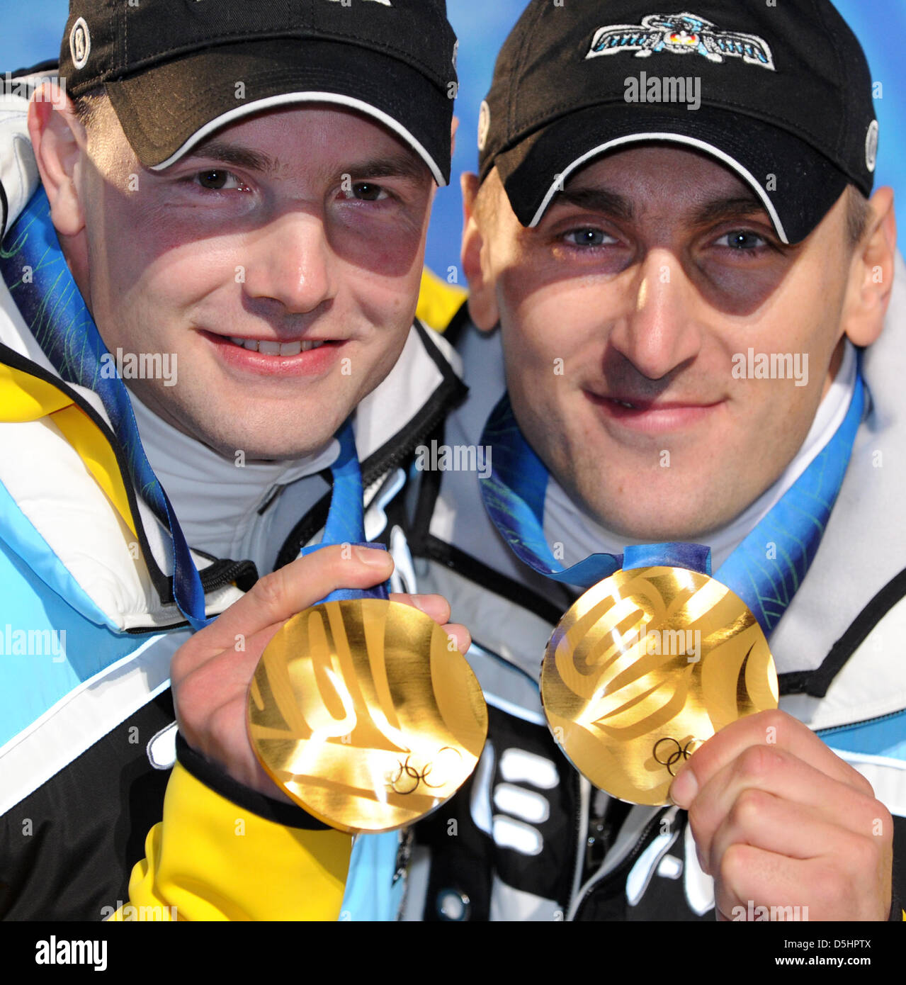 Goldmedaillengewinner Andre Lange (L) und Kevin Kuske Deutschlands ...