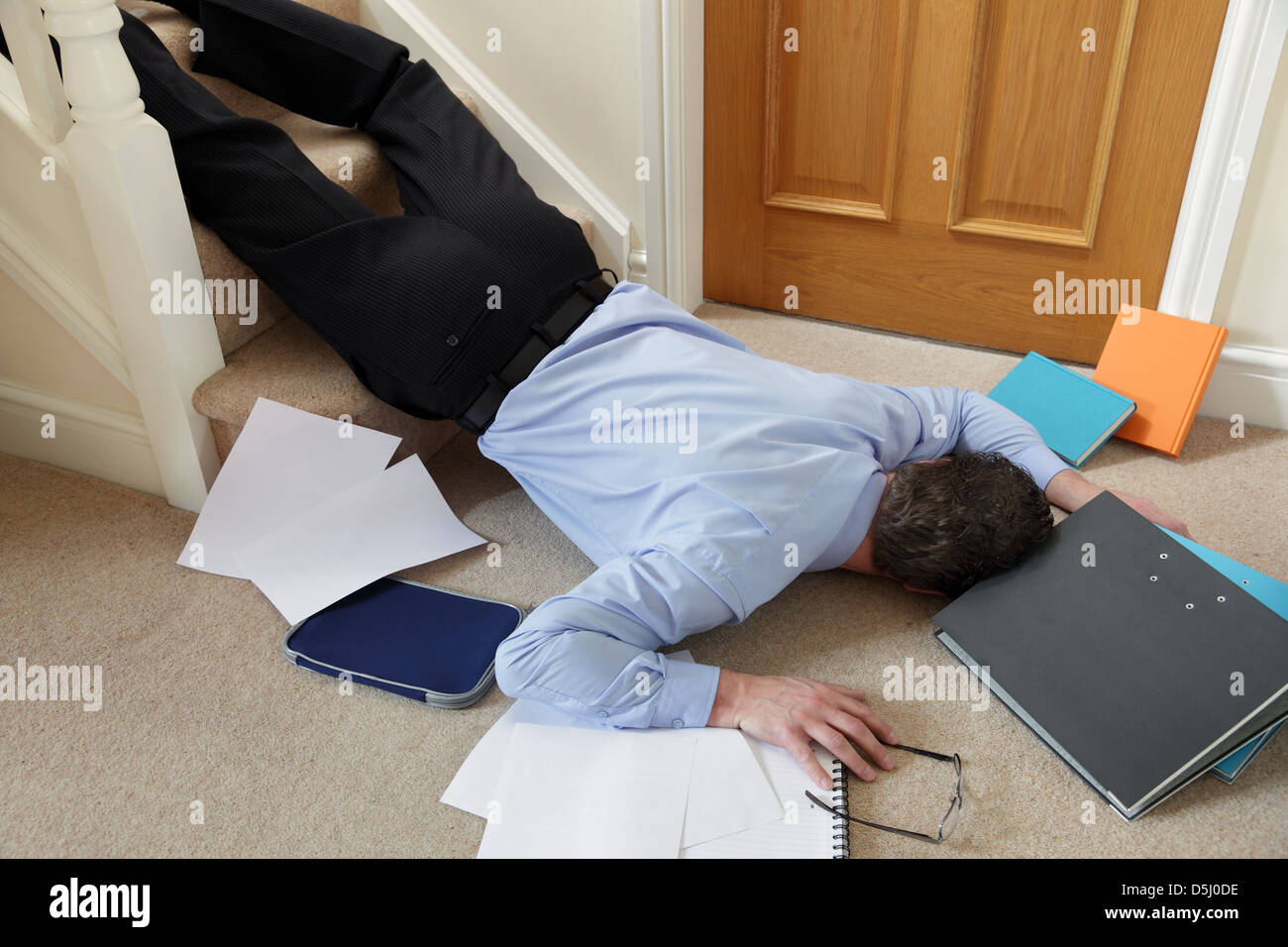 Falling down stairs -Fotos und -Bildmaterial in hoher Auflösung – Alamy