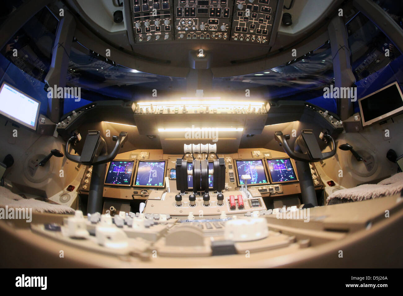 Das Cockpit des neuen Flugsimulator Boeing 747-8 ist bei der Lufthansa ...