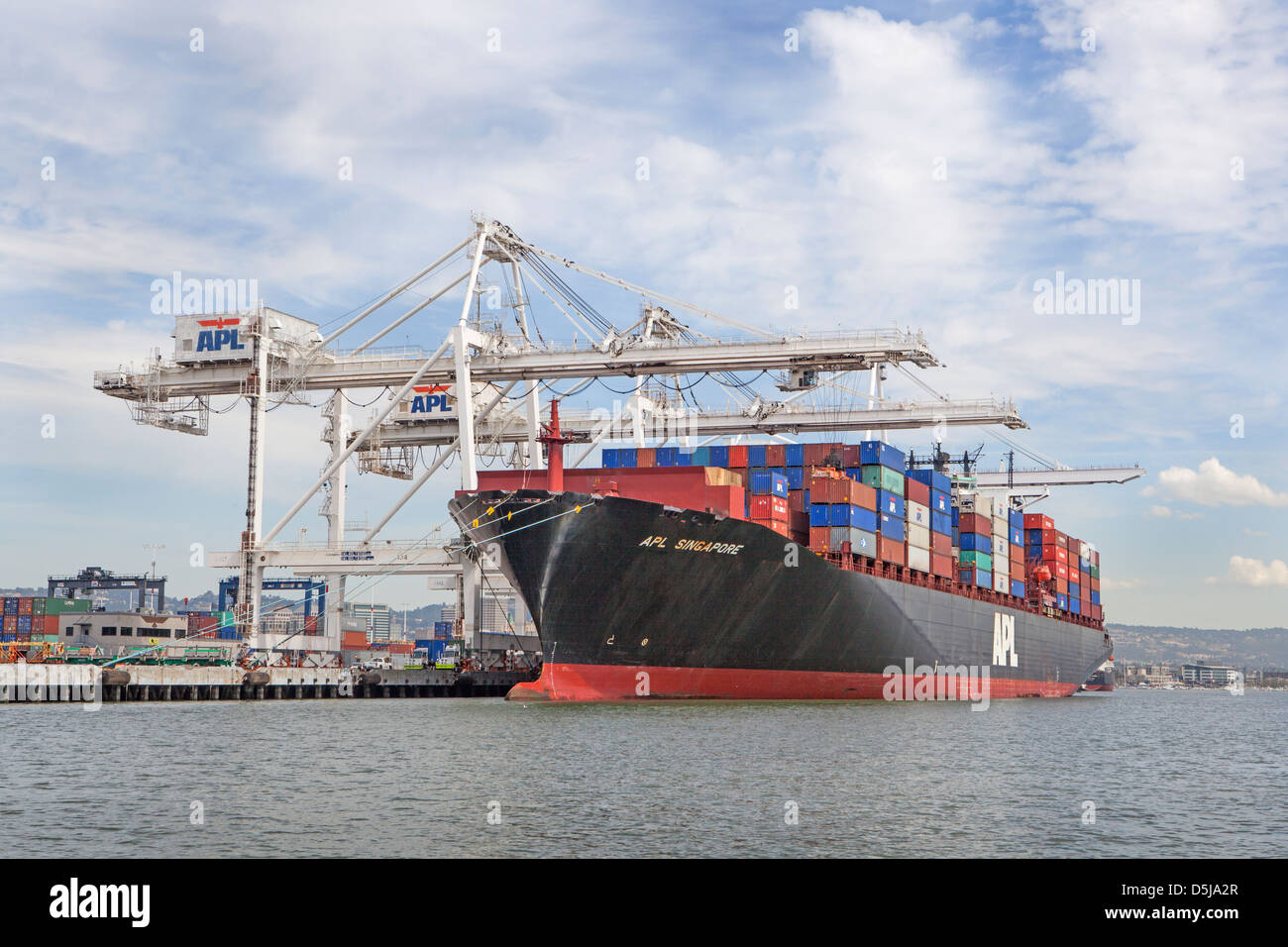 Port crane load ship container -Fotos und -Bildmaterial in hoher ...