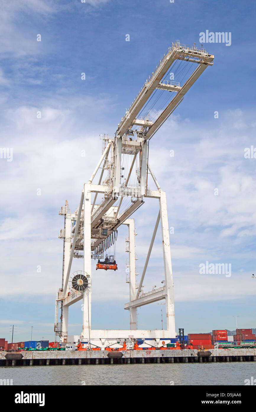 Port crane load ship container -Fotos und -Bildmaterial in hoher ...