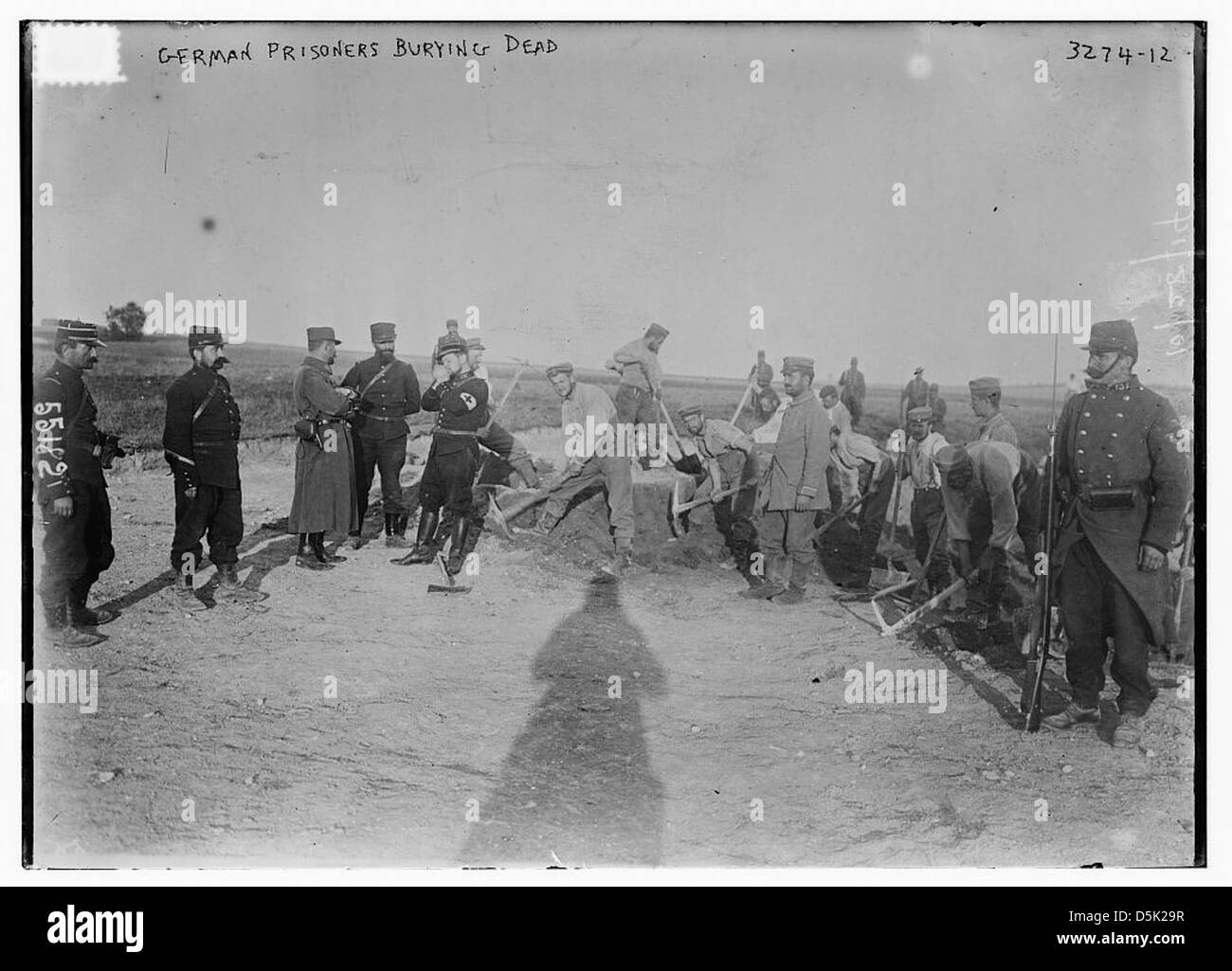 Begraben tote soldaten -Fotos und -Bildmaterial in hoher Auflösung – Alamy
