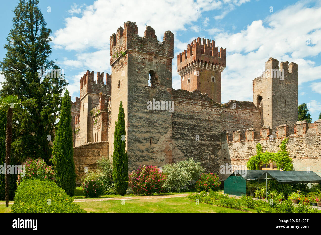 Lazise castle garda -Fotos und -Bildmaterial in hoher Auflösung – Alamy
