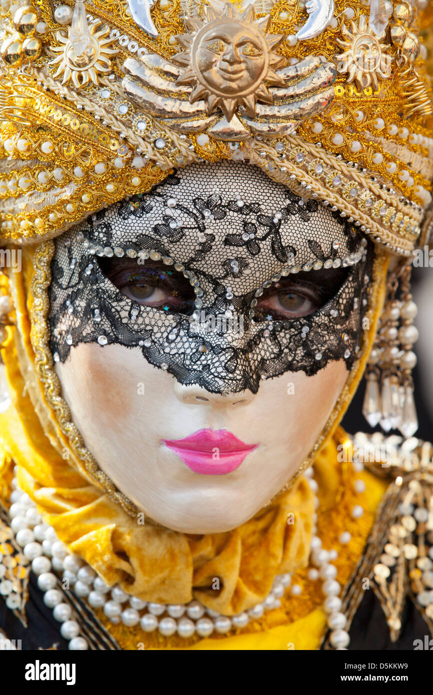 Feierliche masken -Fotos und -Bildmaterial in hoher Auflösung – Alamy
