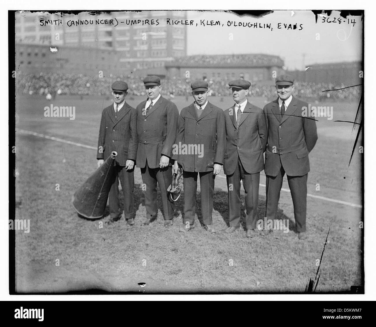 [Smith (Ansager) & Schiedsrichter Charles' Cy'Rigler, Bill Klem ...