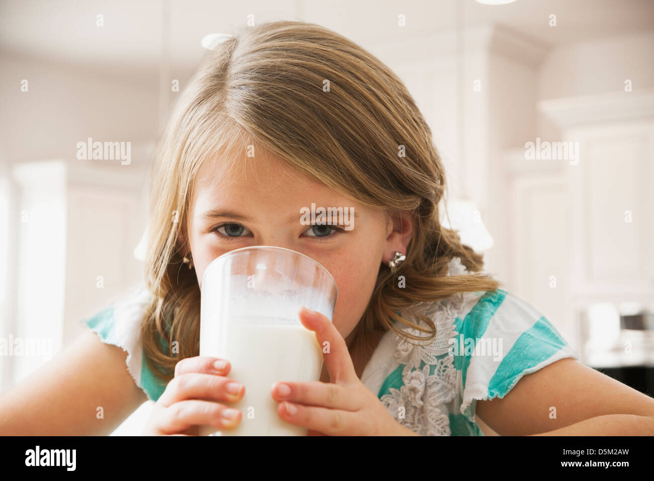 Dinking milk -Fotos und -Bildmaterial in hoher Auflösung – Alamy