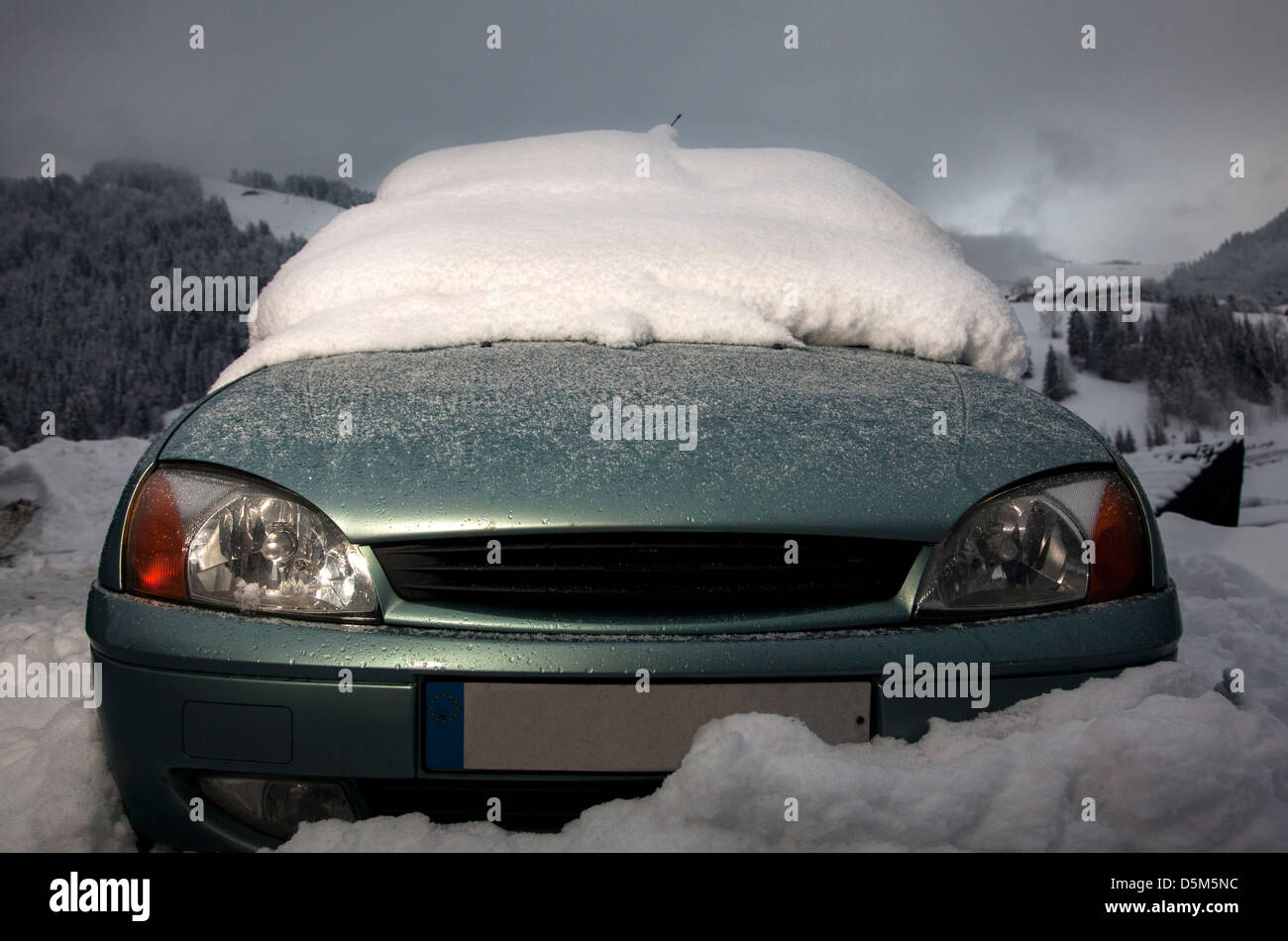 Festgefahrenes auto im schnee -Fotos und -Bildmaterial in hoher ...