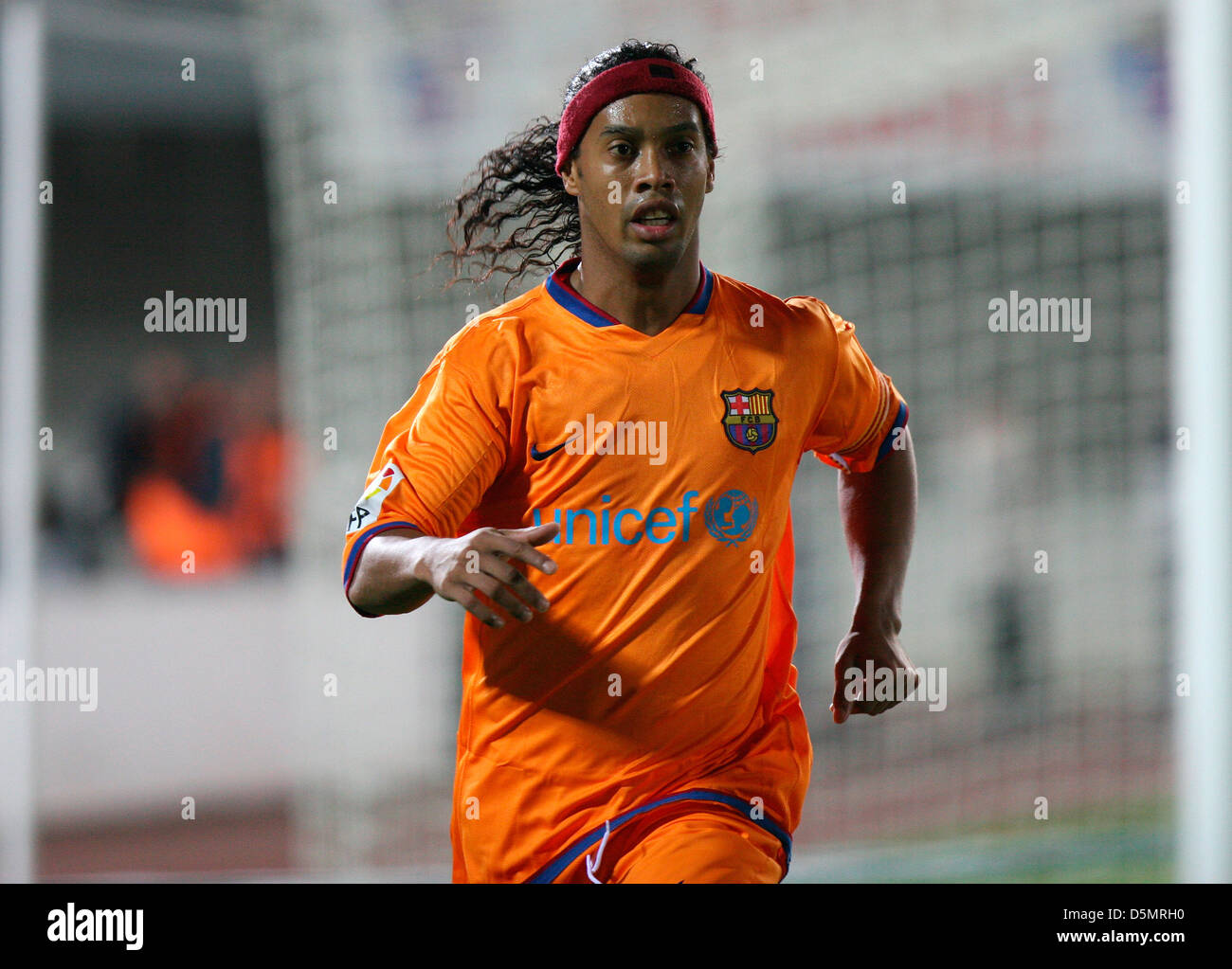 Ronaldinho of barcelona fc -Fotos und -Bildmaterial in hoher Auflösung ...