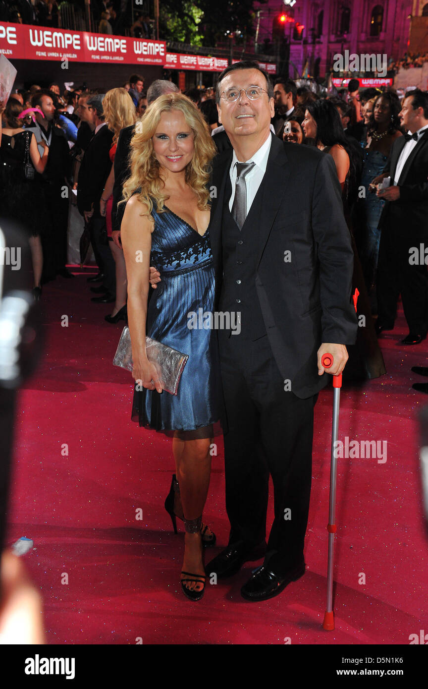 Katja Burkard und Ehemann Hans Mahr auf Krücken am Life Ball 2011 im ...