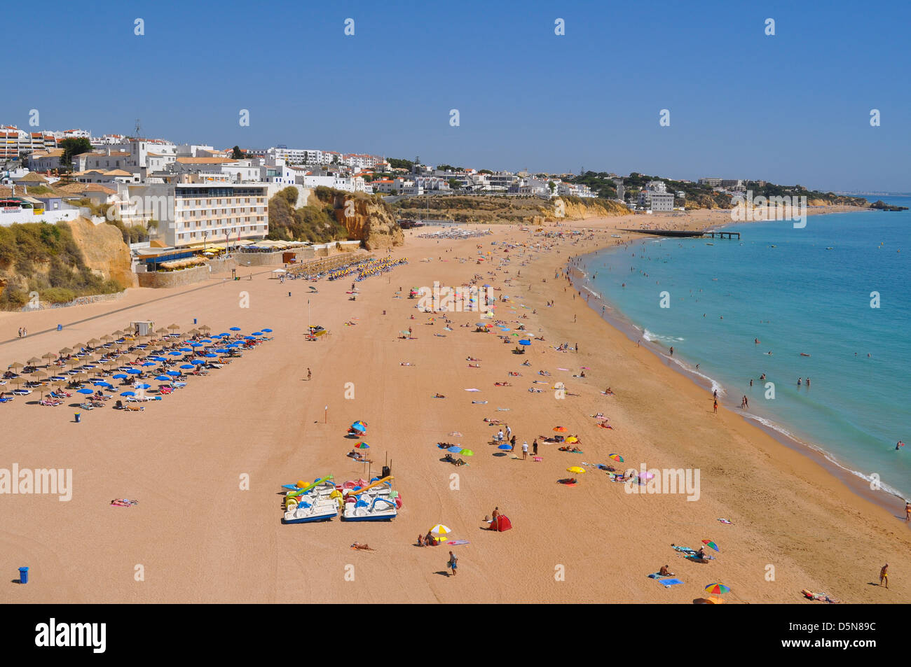 Strand und altstadt von albufeira -Fotos und -Bildmaterial in hoher ...