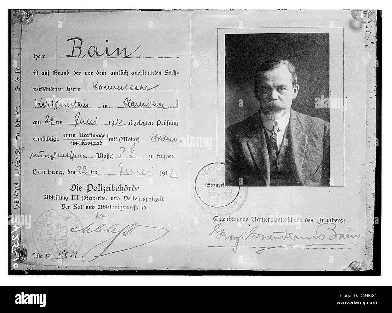 Alter führerschein mann -Fotos und -Bildmaterial in hoher Auflösung – Alamy