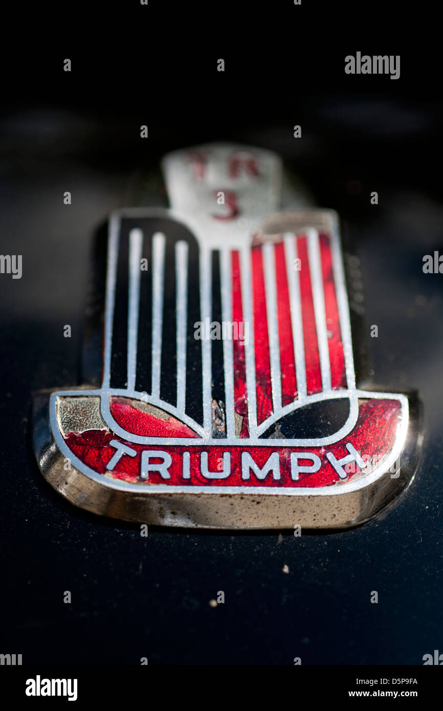 Triumph auto abzeichen -Fotos und -Bildmaterial in hoher Auflösung – Alamy