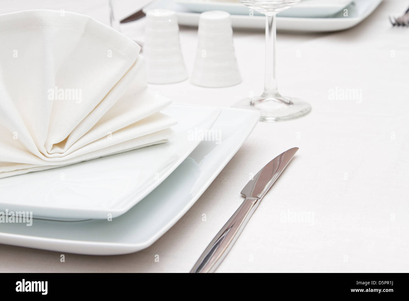 Elegantes gedeck -Fotos und -Bildmaterial in hoher Auflösung – Alamy