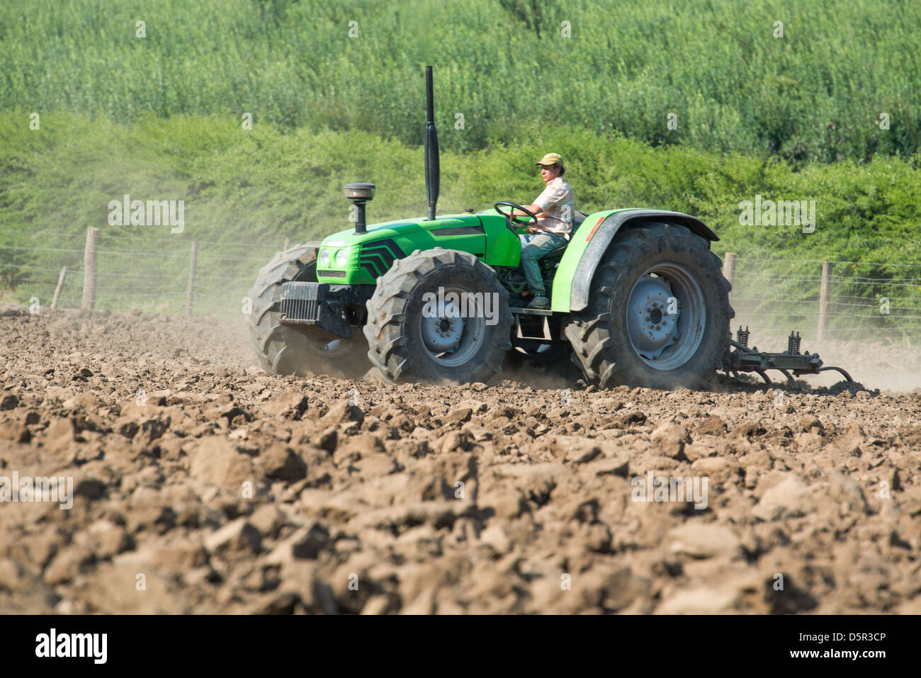 Traktor auf dem bauernhof arbeiten -Fotos und -Bildmaterial in hoher ...