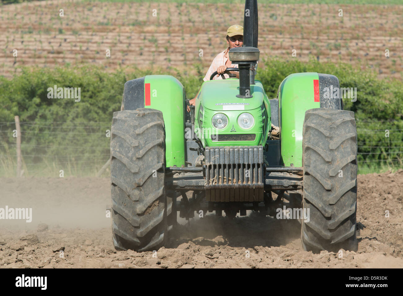 Traktor auf dem bauernhof arbeiten -Fotos und -Bildmaterial in hoher ...