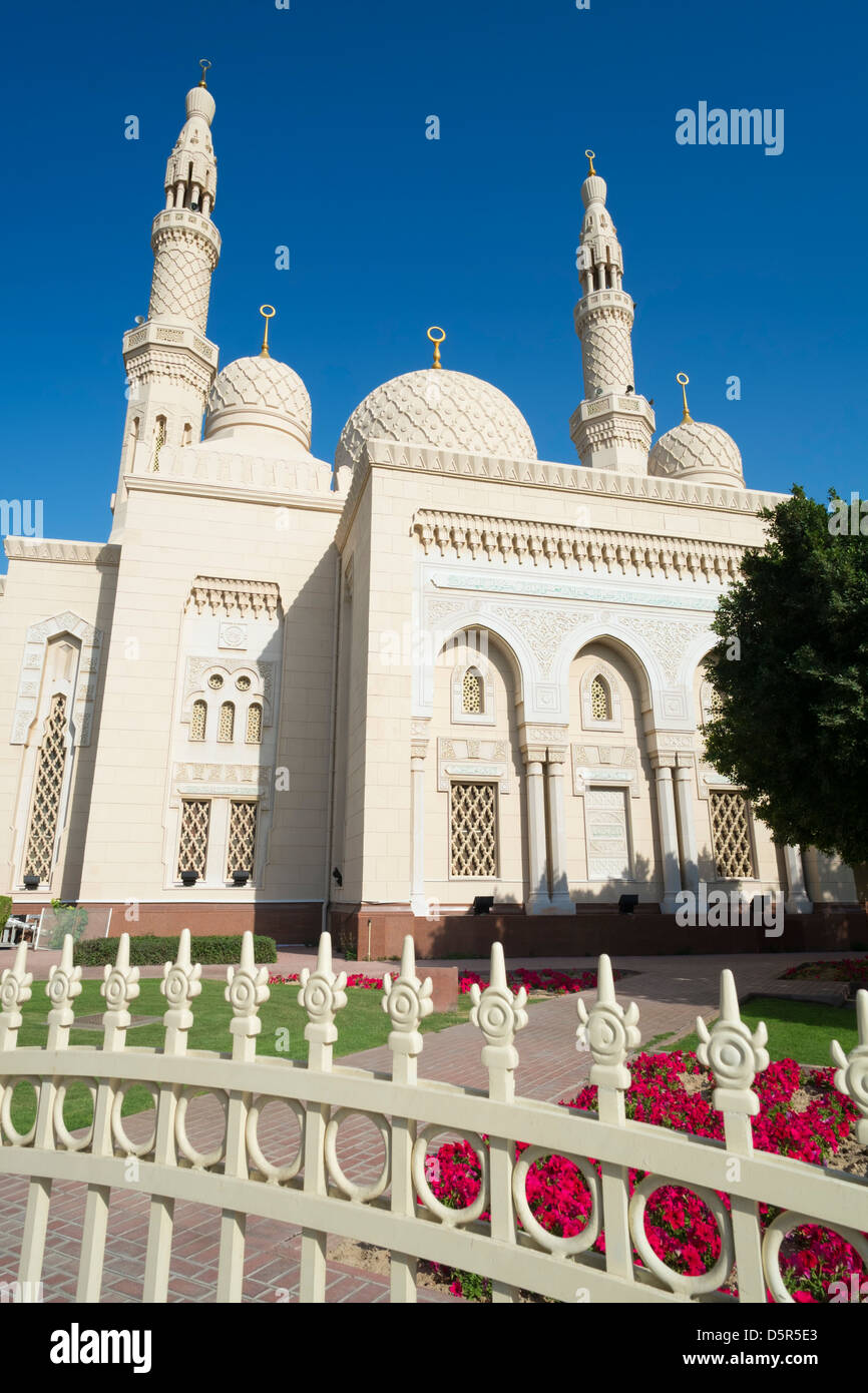 Die jumeirah moschee in dubai -Fotos und -Bildmaterial in hoher ...