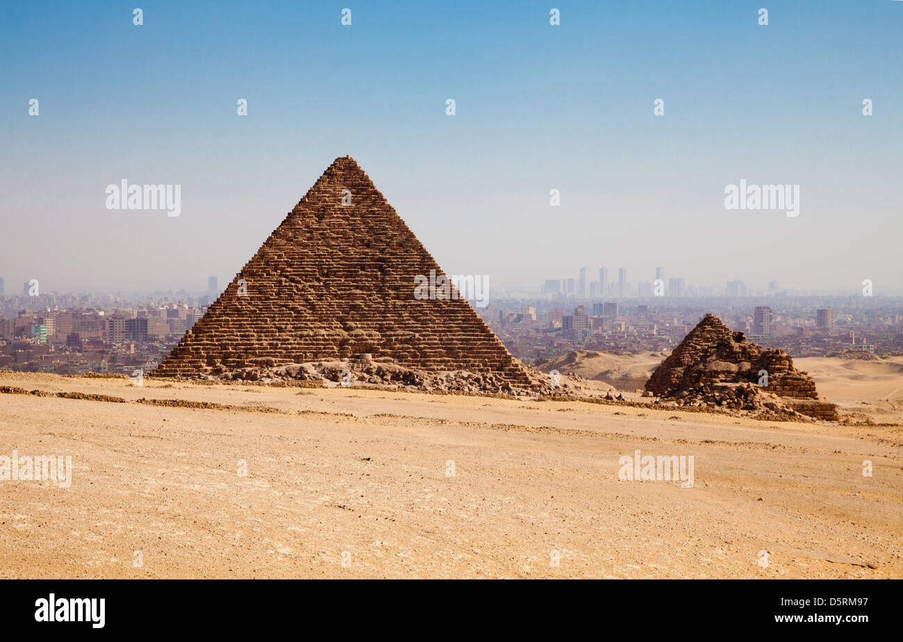 Die Pyramide des Mykerinos und die Pyramiden der Königinnen mit Kairo ...