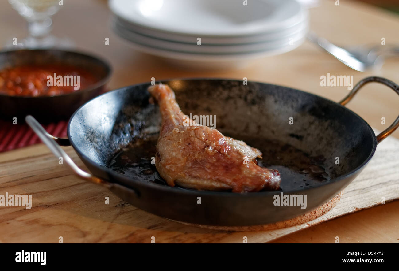 Gebratene Ente in gusseisernen Pfanne Stockfotografie - Alamy