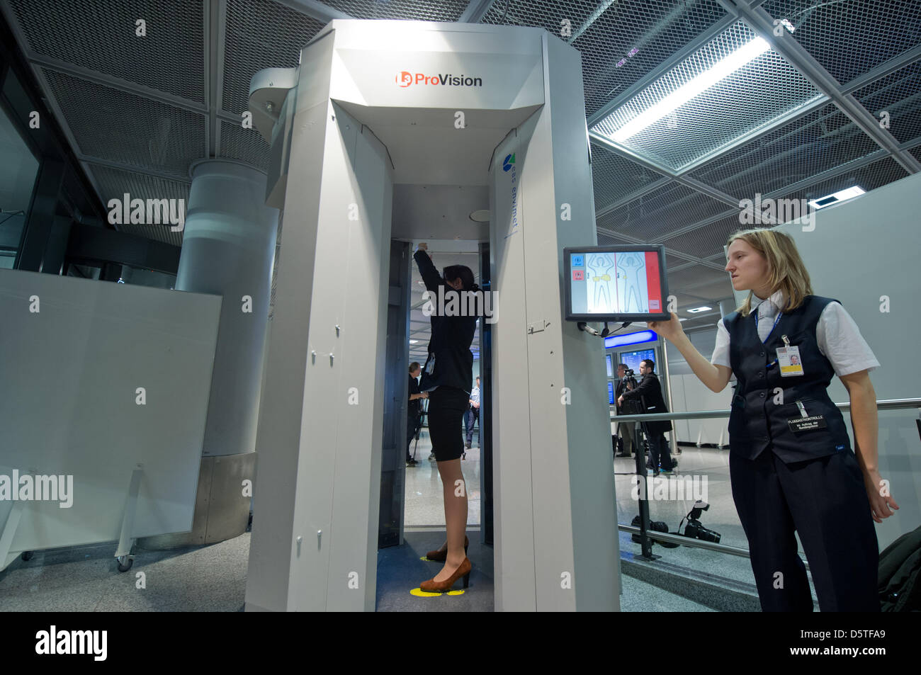 Body scanner airport -Fotos und -Bildmaterial in hoher Auflösung – Alamy