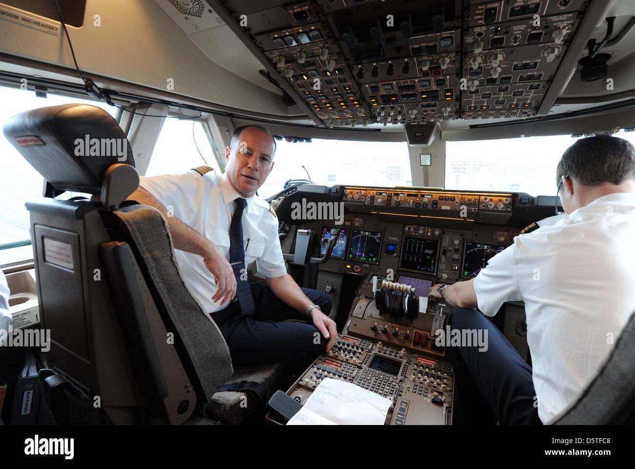 Der Kapitän Sergio De Witt (l) Und Sein Copilot Daniel Schäfer (r) einer bin am 21.11.2012 in ...