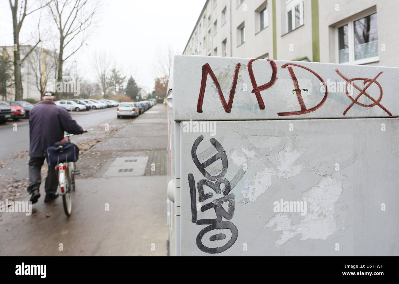 Ein Bewohner des Bezirks Berlin-Johannisthal geht vorbei an einem ...