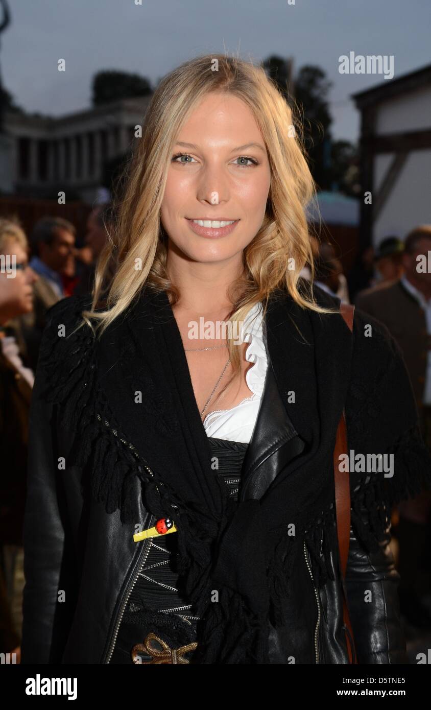 Model Sarah Brandner stellt bei der Eröffnung des 179. Oktoberfest im ...