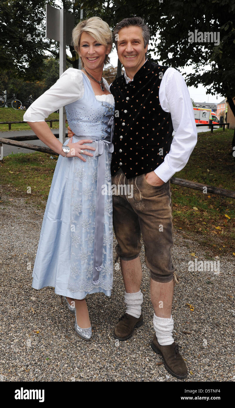 Sängerin Claudia Jung und ihr Ehemann Hans Singer stellen bei PR-Dame ...