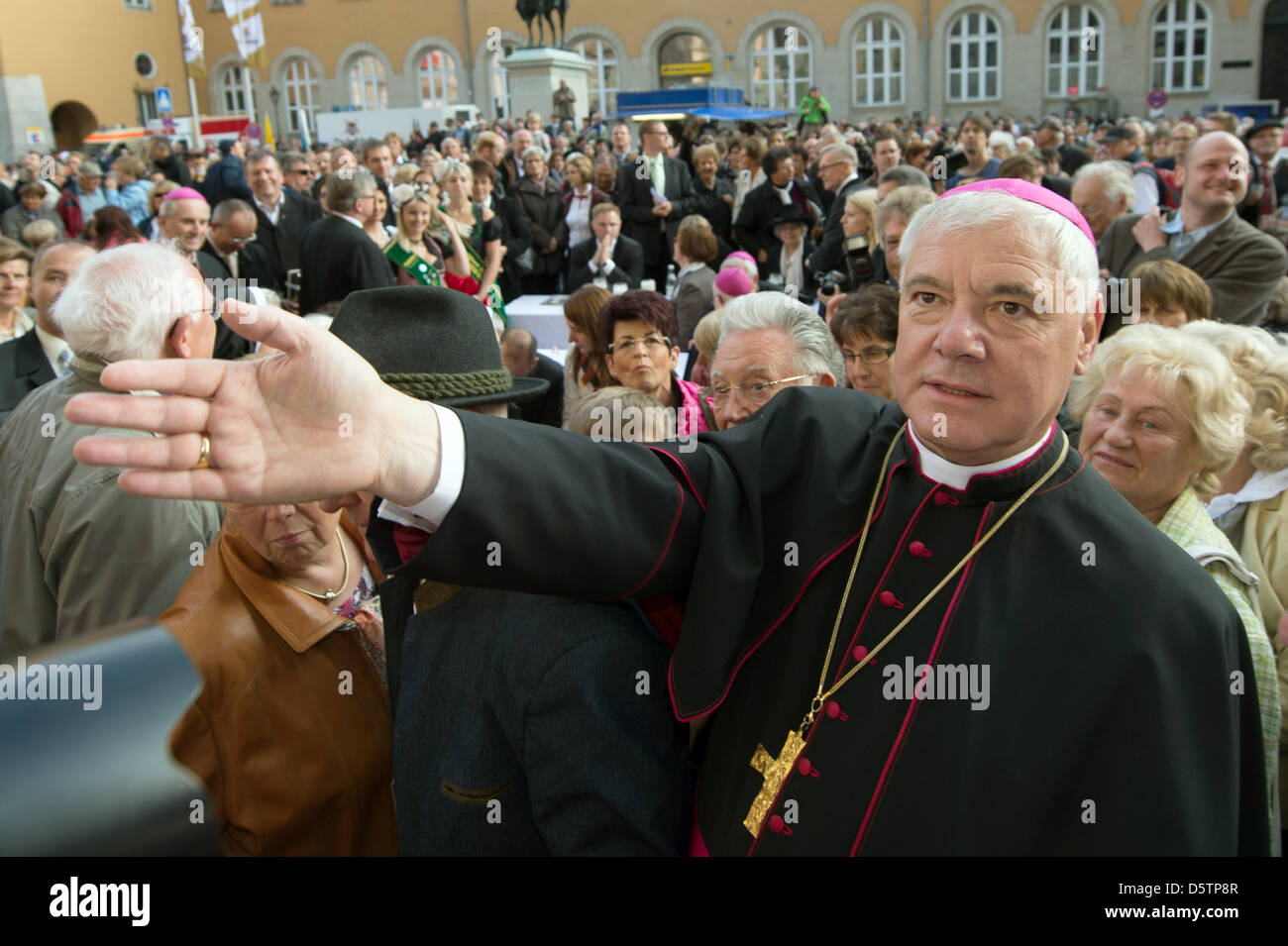 Wölben Sie Bischof Gerhard Ludwig Mueller Gesten auf dem Domplatz in ...