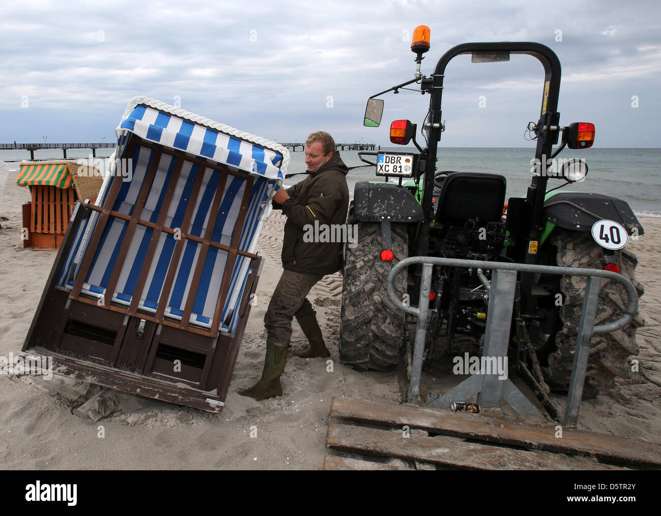 Strand Stuhl Vermieter Christian Witt transportiert ein Strandkorb am ...
