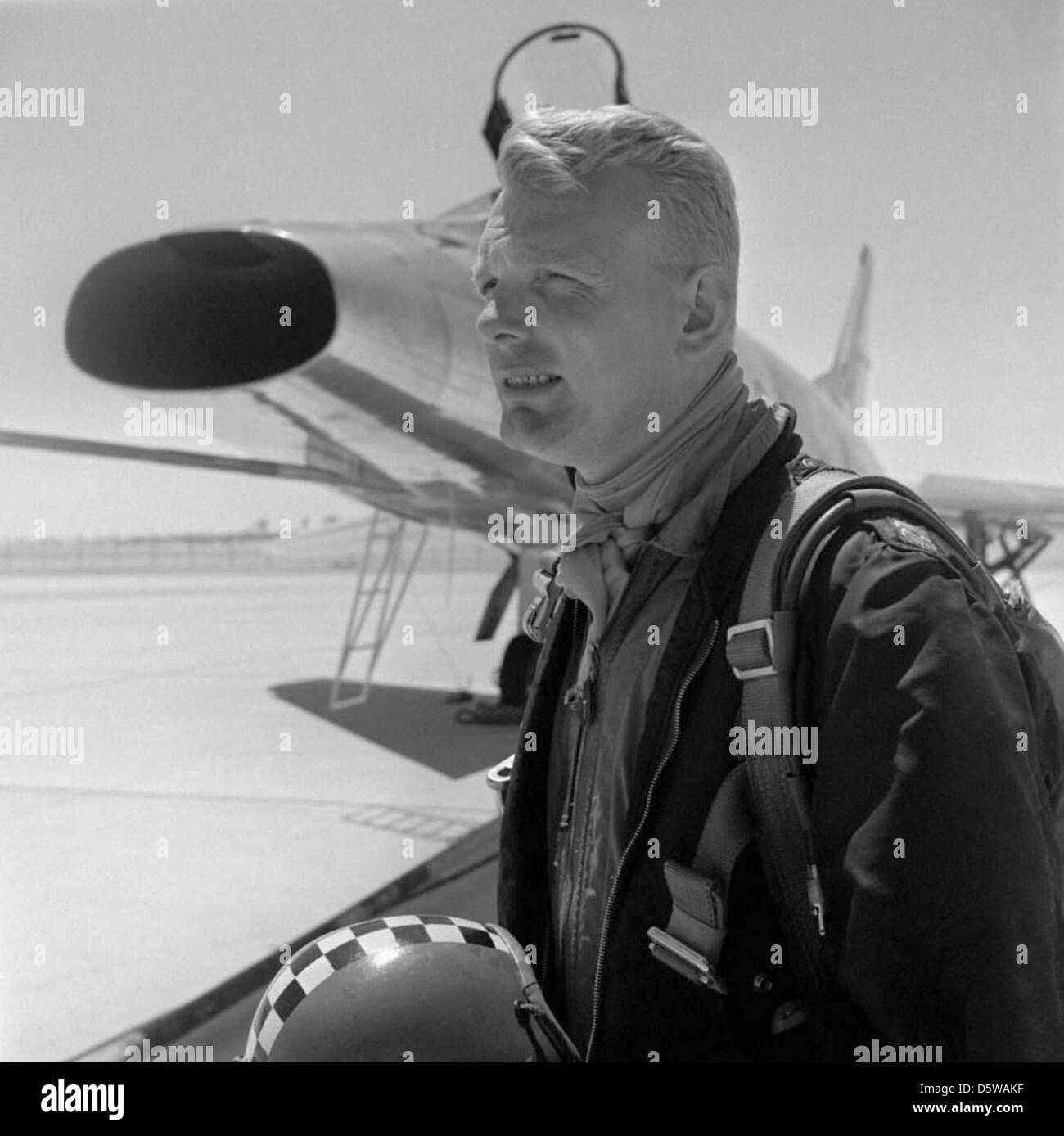 Captain Iven Carl Kinch Kincheloe Jr. war ein NACA-Testpilot, der mit ...