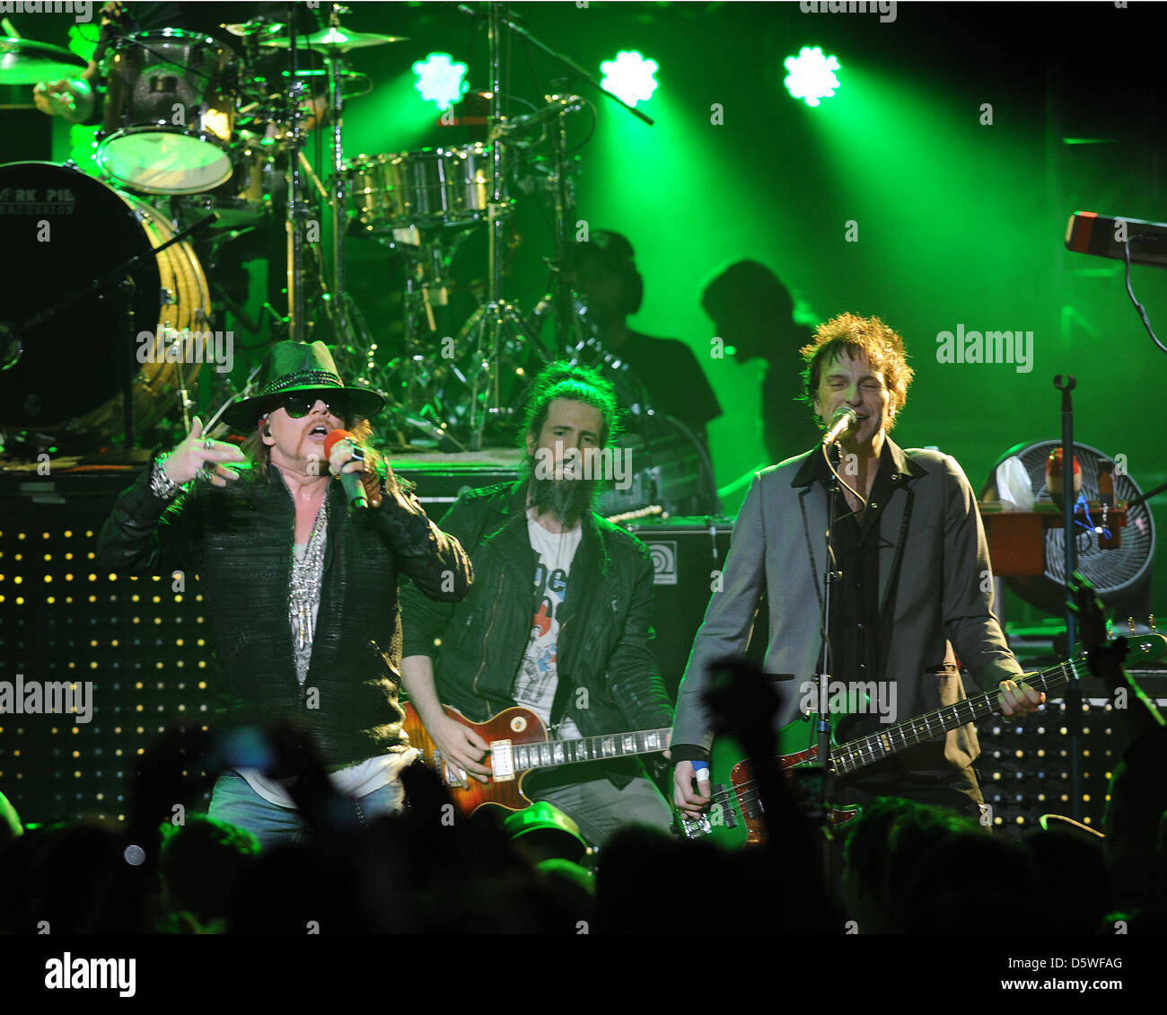 MIAAxl Rose, Ron "Bumblefoot" Thal und Tommy Stinson Guns N' Roses ...