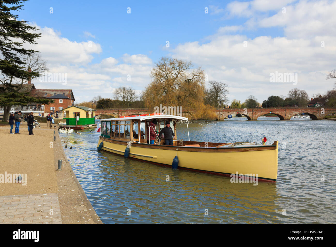 Szene mit Touristen auf einem Sightseeing cruise Boot auf dem Fluss ...