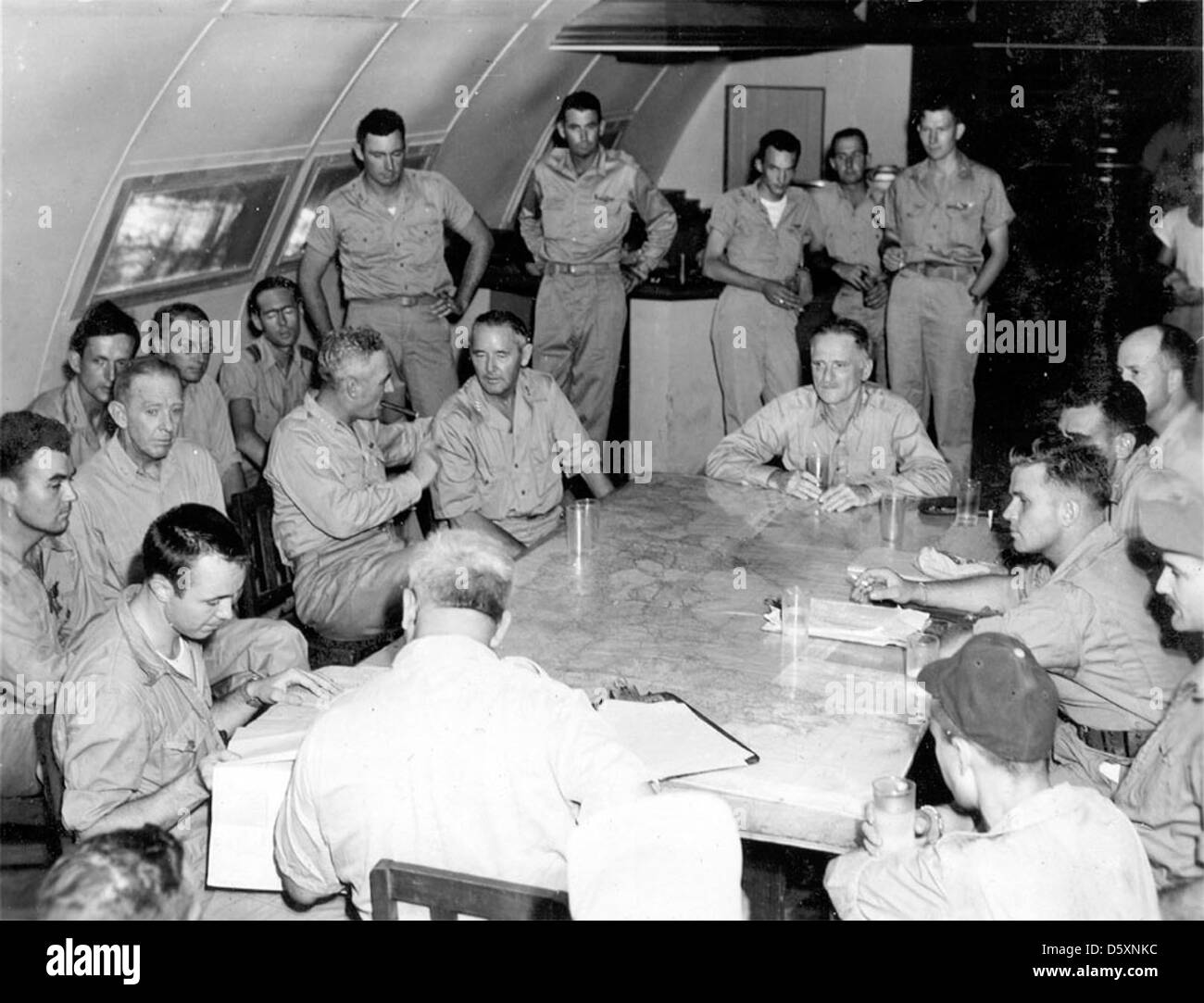 General Spaatz besucht das U.S.A.A.F. Martin-Omaha B-29-45-MO ...