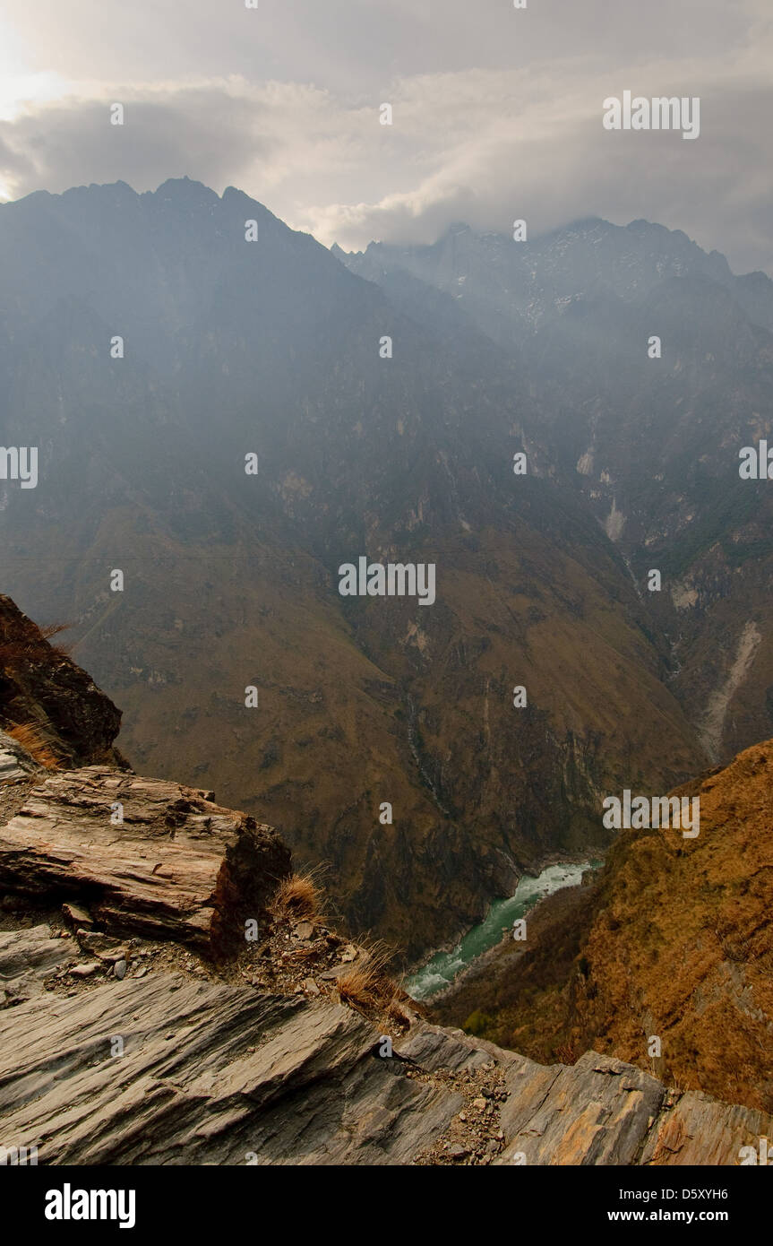 Tiger springende schlucht -Fotos und -Bildmaterial in hoher Auflösung ...