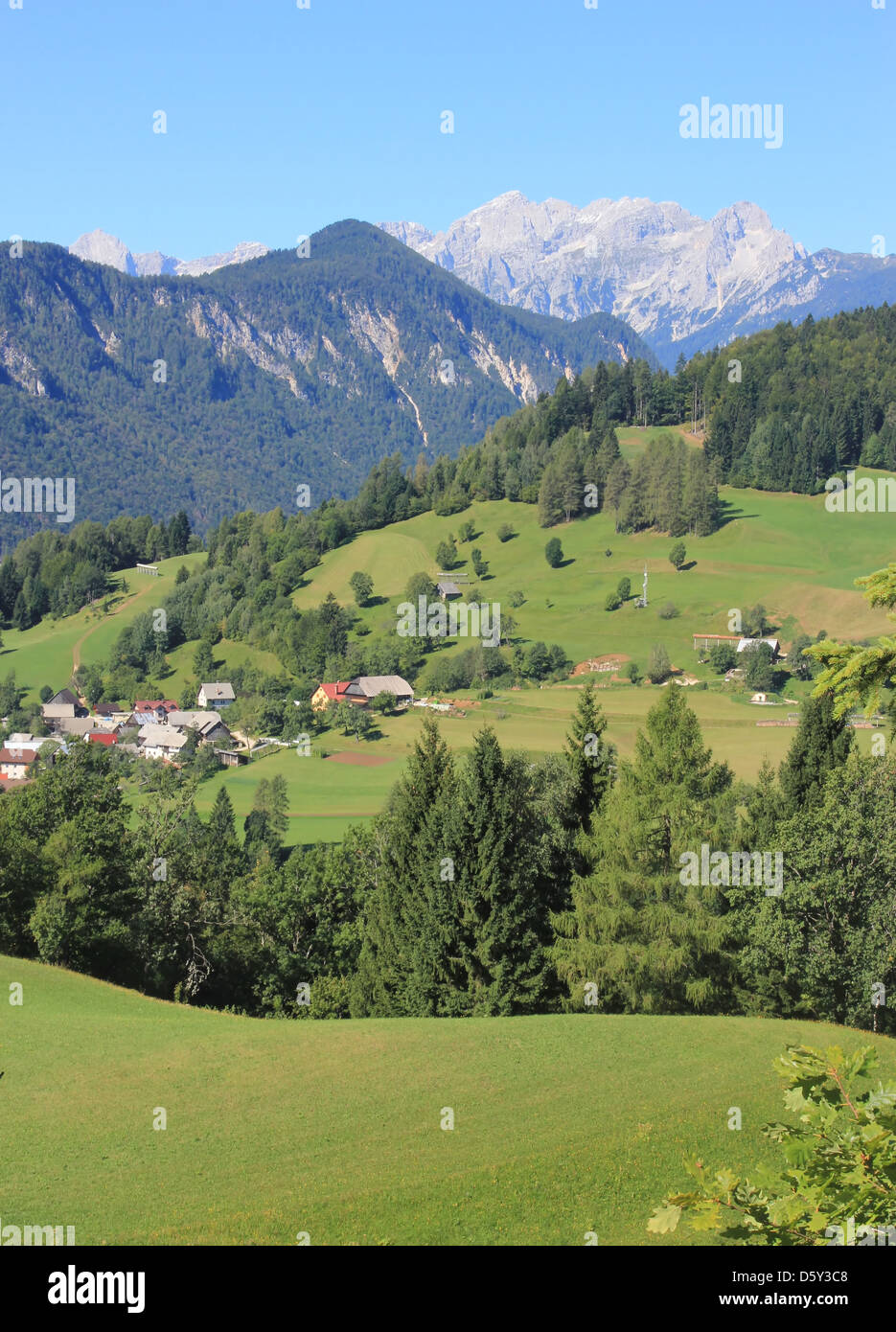 Alpenlandschaft - Bergdorf und Julische Alpen im Hintergrund, Juliana ...