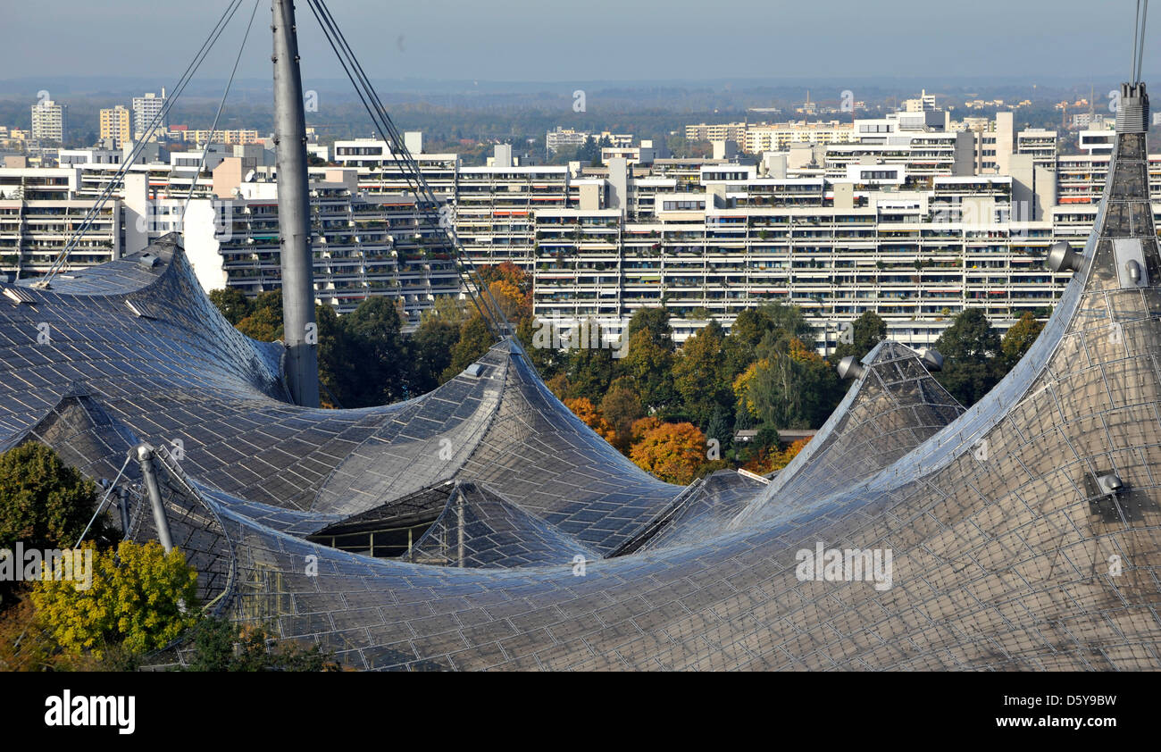 Olympiapark mit der Olympiahalle und das Olympische Dorf sind in ...