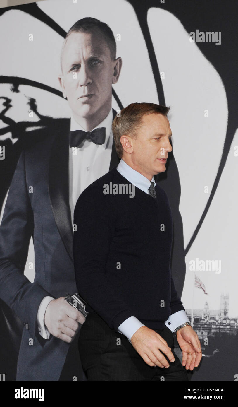 Elegantes Deutscher Schauspieler Bei James Bond Fotos