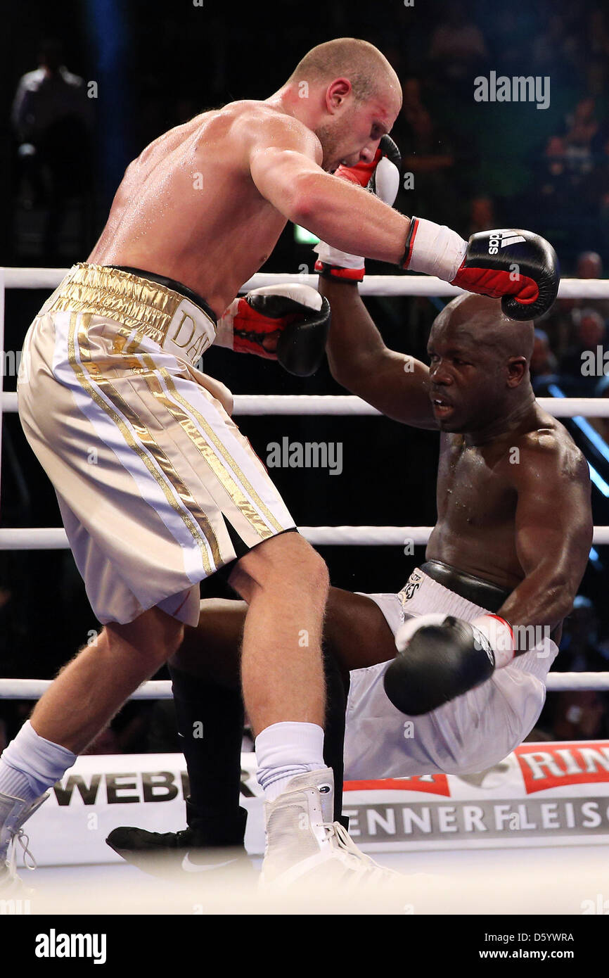 Kongolesischen Cruisergewicht Boxer Blanchard Kalambay (R) ist von deutscher Boxer David Graf ...