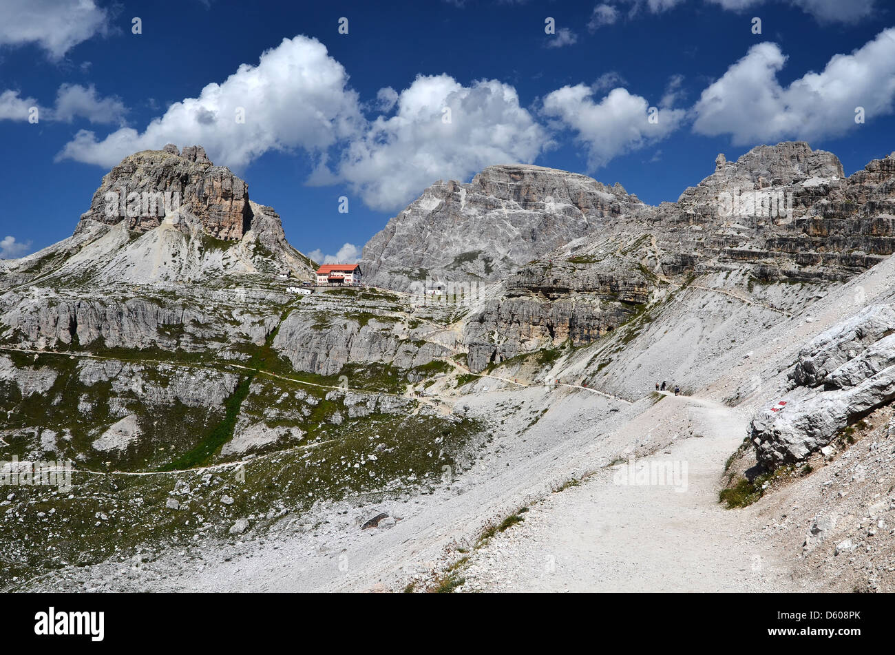 Drei Zinnen (Tre Cime) Hütte und Dolomiten. Berge-Landschaft in den ...