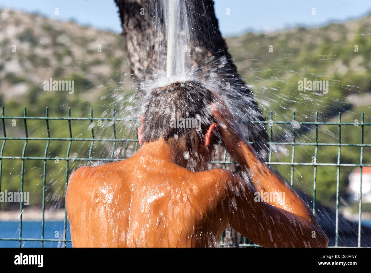 Duschen im freien -Fotos und -Bildmaterial in hoher Auflösung - Seite 2 ...