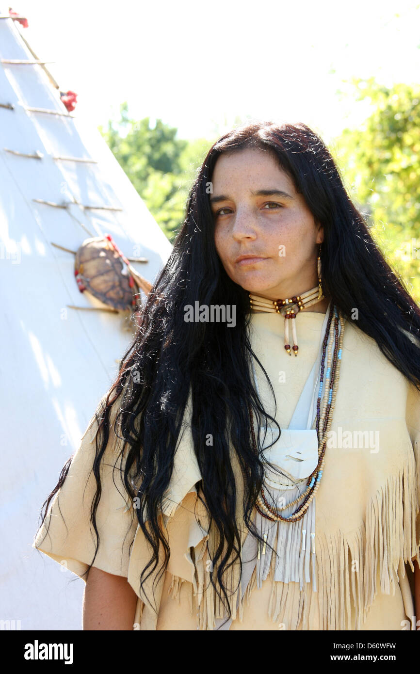 Native American Indian Woman vor einem tipi Stockfotografie - Alamy