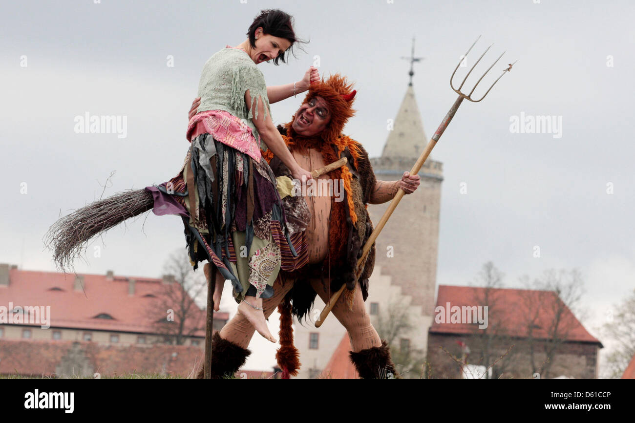 In Vorbereitung auf Walpurgisnacht feiern ein Mann und eine Frau als ...