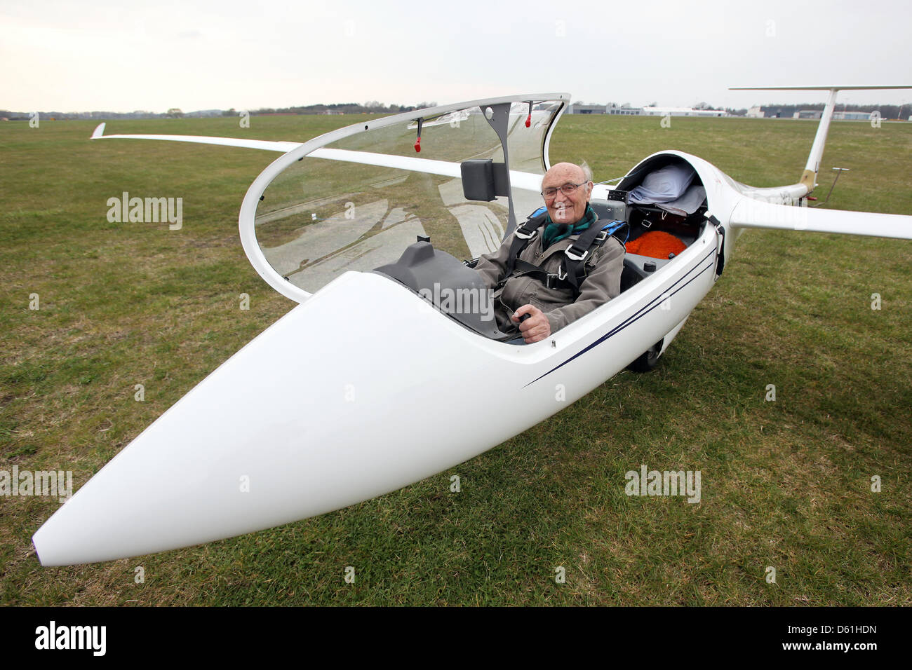 Glider pilot Hans-Werner Grosse sitzt in seinem Gleiter "Eta" auf dem ...