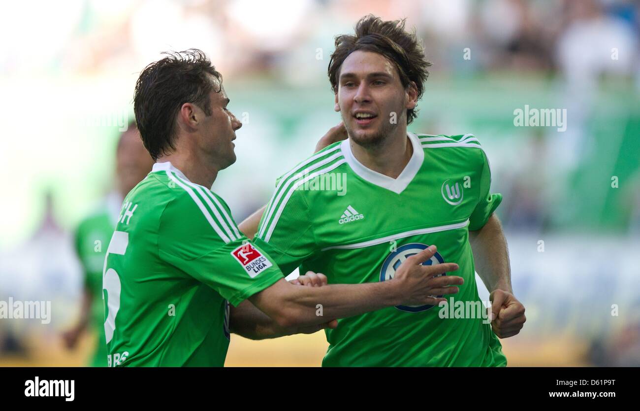 Wolfsburgs Patrick Helmes (R) feiert sein 3: 1 Tor mit Christian ...