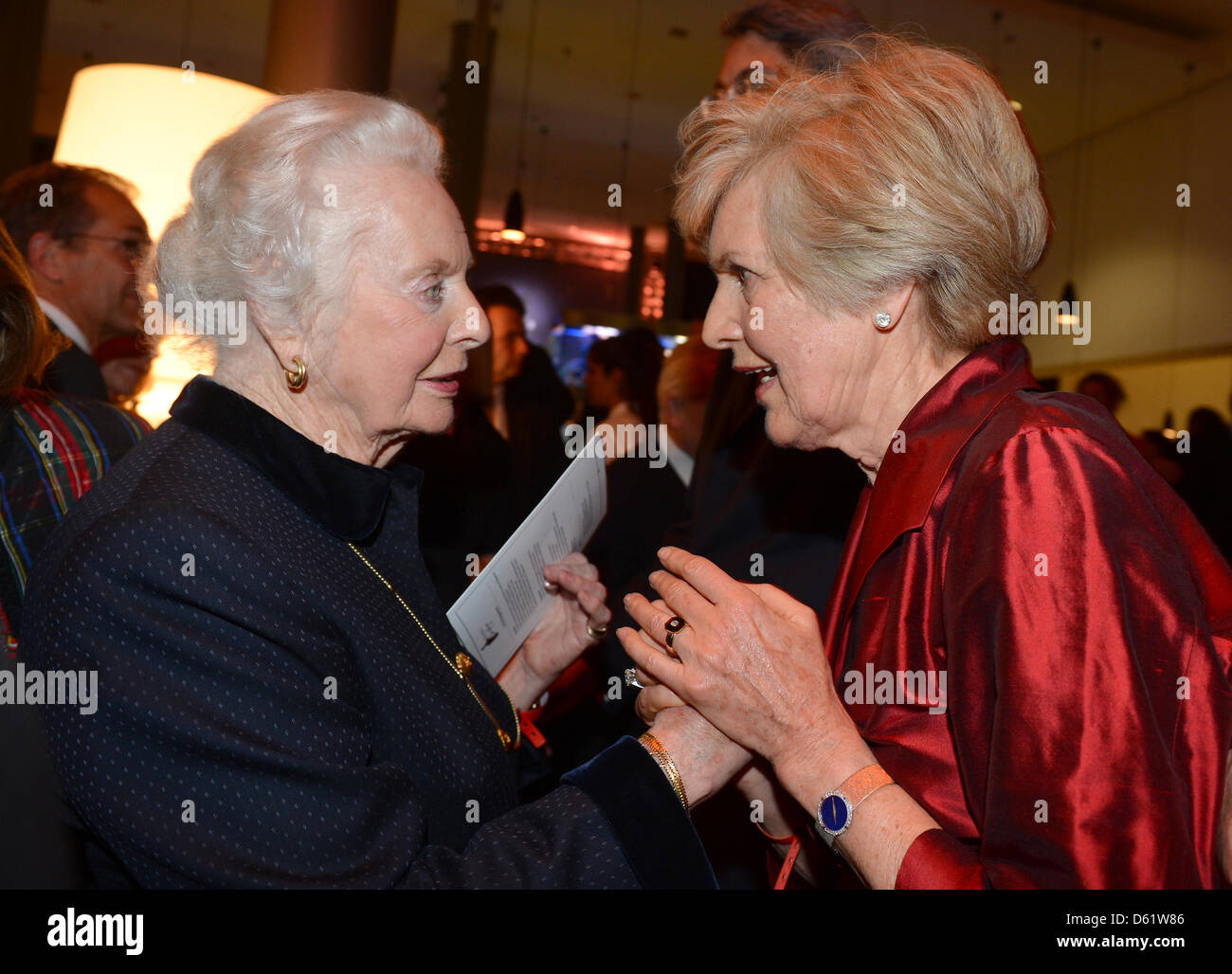 Friede Springer (R), Witwe von Axel Springer steht neben Rosemarie ...