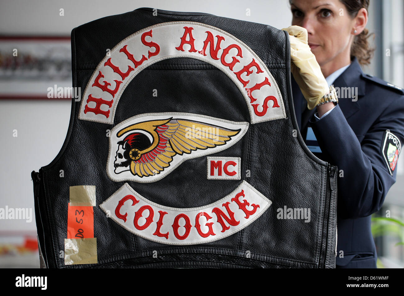 Ein Polizist stellt beschlagnahmten Gegenstände Hauptquartier der ...