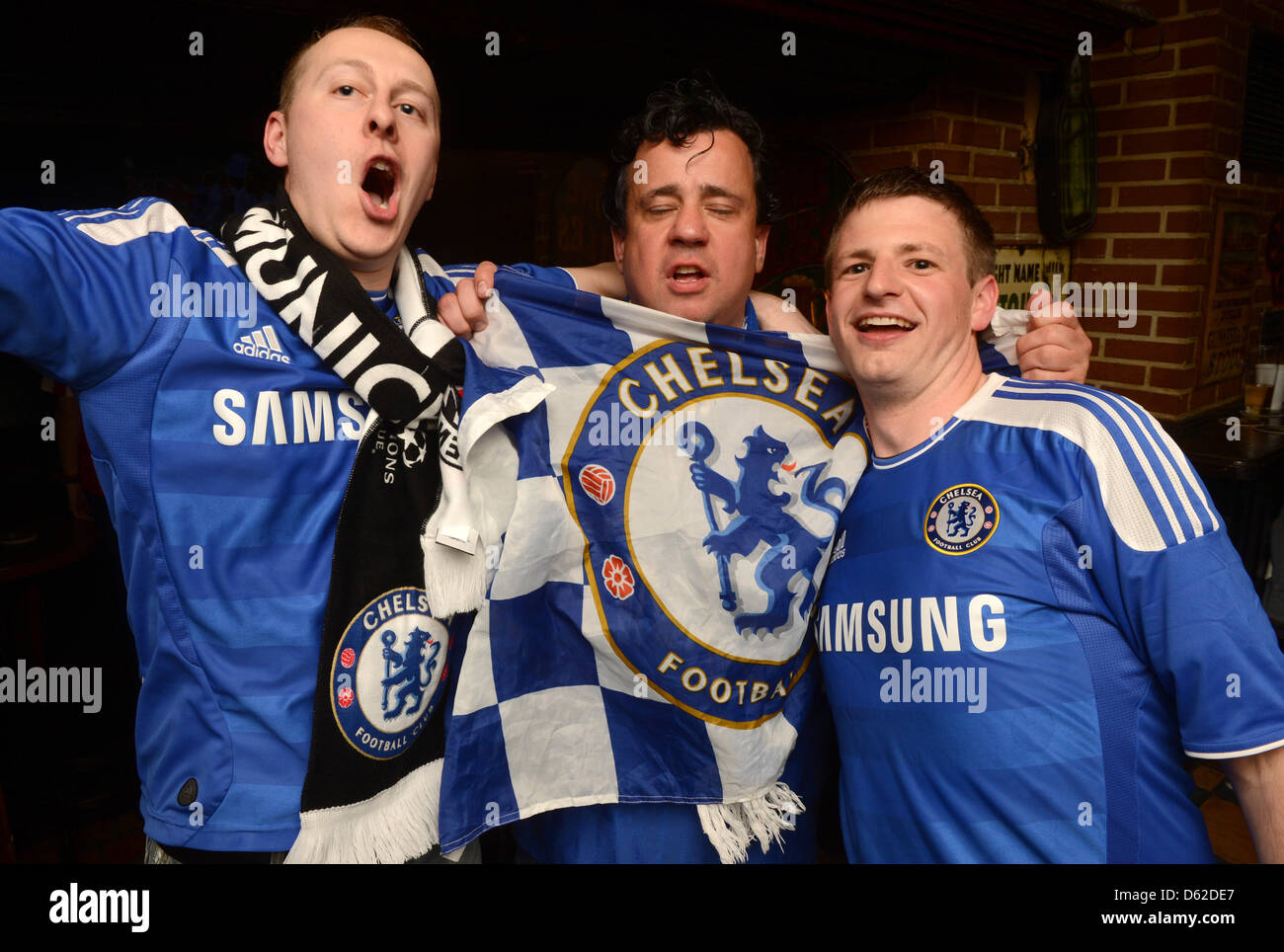 Fans von Chelsea feiern in einem Pub in Münchens Leopoldstraße nach der ...