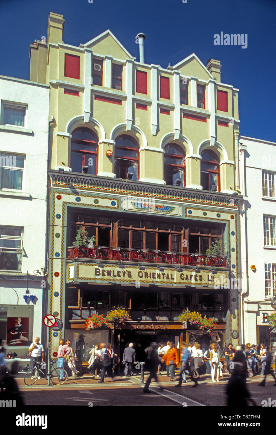 Die Fassade des Bewley es Cafe auf die berühmte Einkaufsstraße Grafton ...