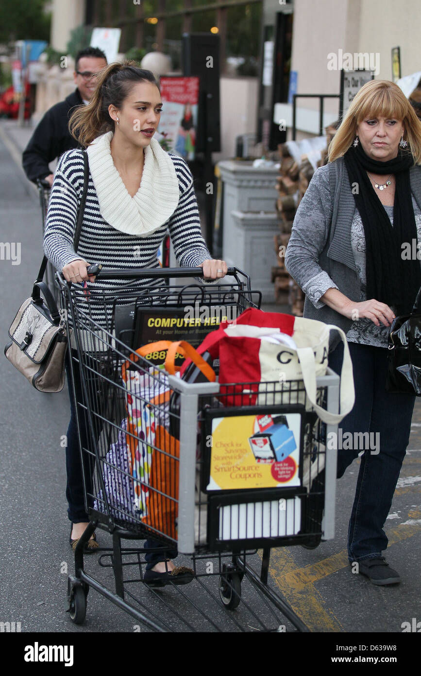 Jessica Alba und ihre Mutter Einkaufen bei Ralphs in Beverly Hills, Los ...