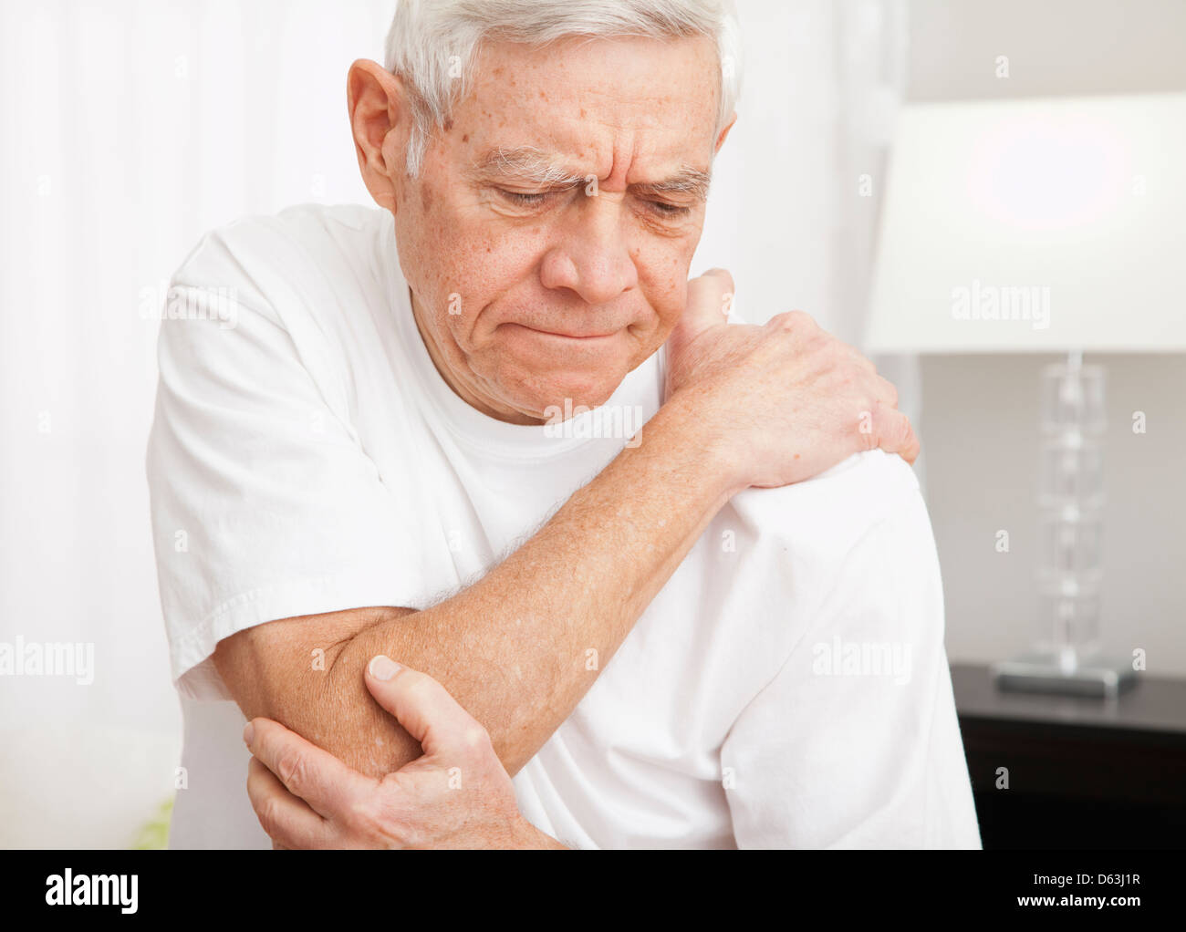 Senior in schmerzen Stockfotos und -bilder Kaufen - Alamy